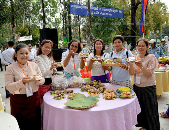Khmer gather to eat ork ambok as disruption attempt foiled (photo ...