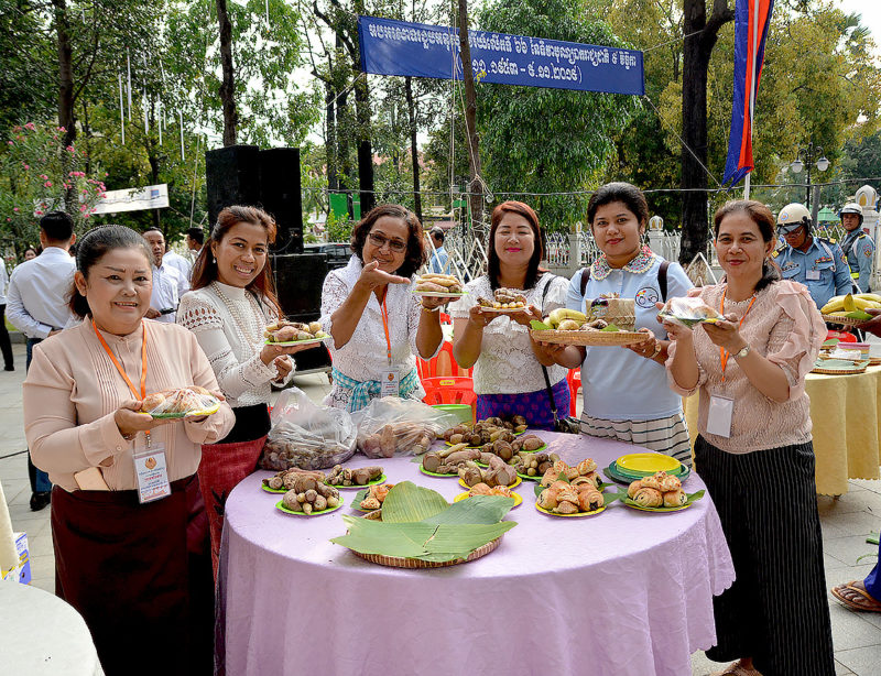 Khmer gather to eat ork ambok as disruption attempt foiled (photo ...