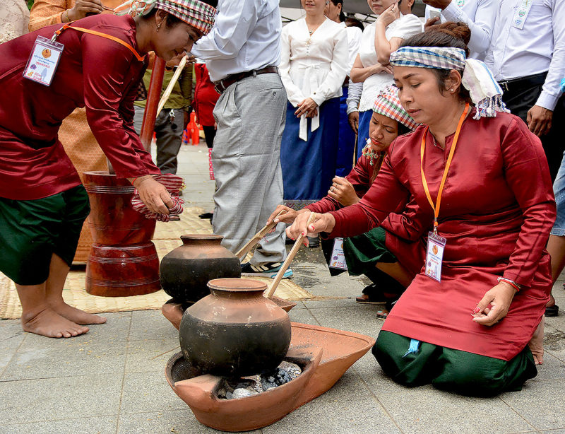 Khmer gather to eat ork ambok as disruption attempt foiled (photo ...